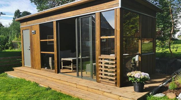 Fra overgrodd hage til smakfullt uteområde - med hagestue i sentrum ...