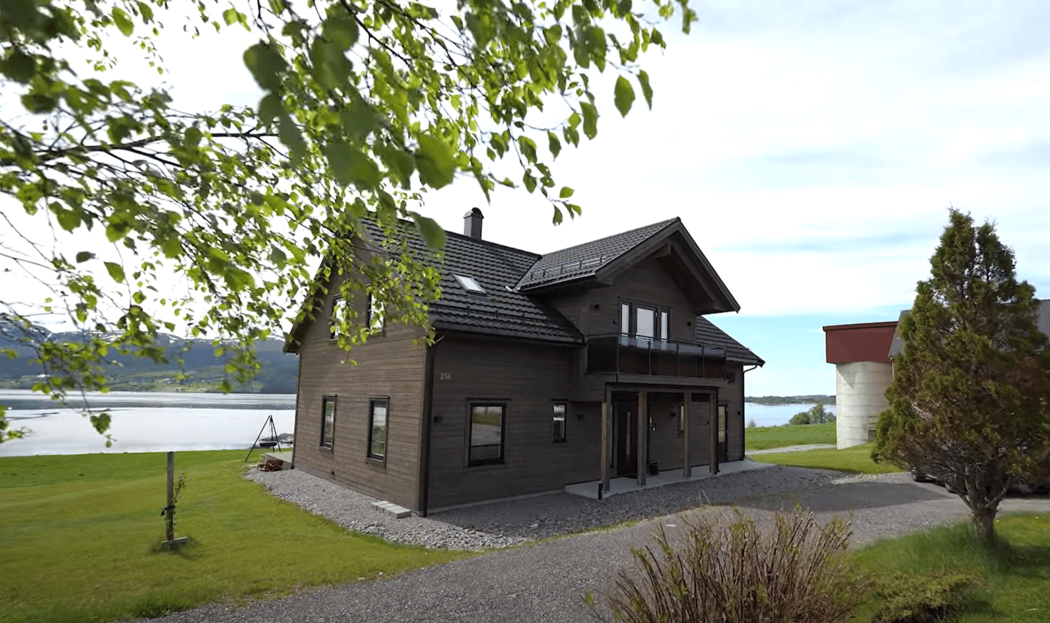 Kledning i MøreRoyal ga en klassisk bolig en moderne fasade - Talgø ...
